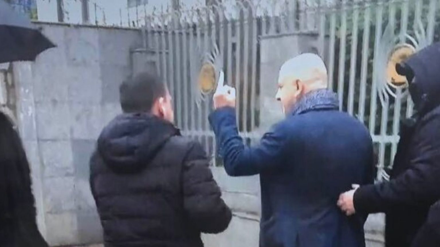 FOTO/ Provokimi: Roland Bejko u tregoi gishtin e mesit demokratëve ...